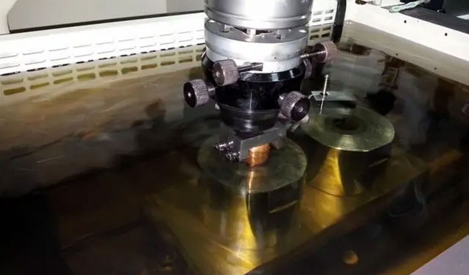 EDM 가공 | EDM 와이어 커팅 서비스 | CNCMO