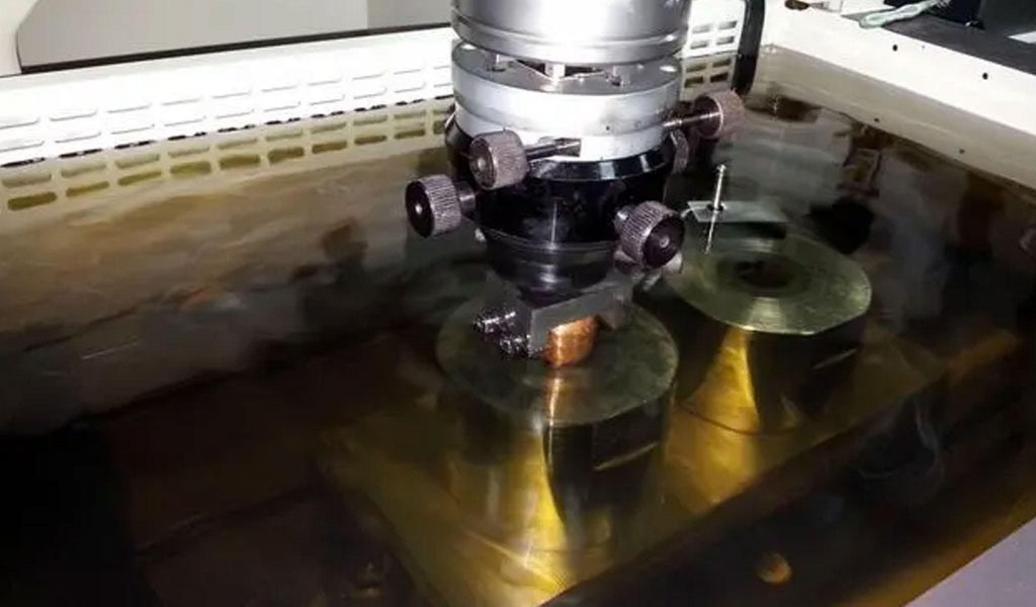 EDM 가공 | EDM 와이어 커팅 서비스 | CNCMO